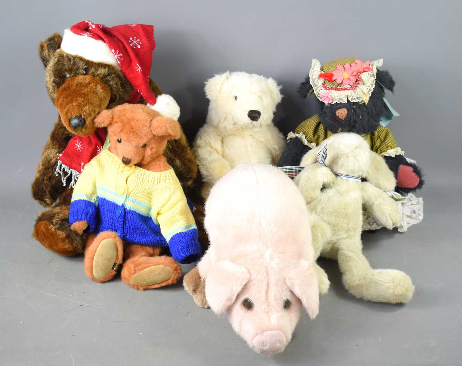 Lot 117 - A group of collectable Teddy Bears and soft
