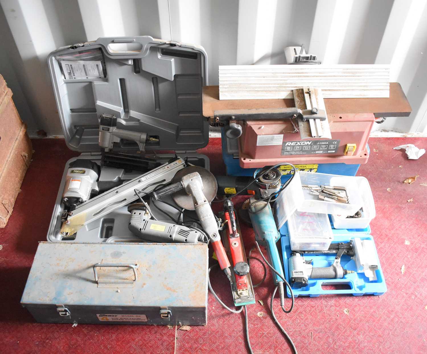 Lot 534 - A group of hand tools to include a 4 ton