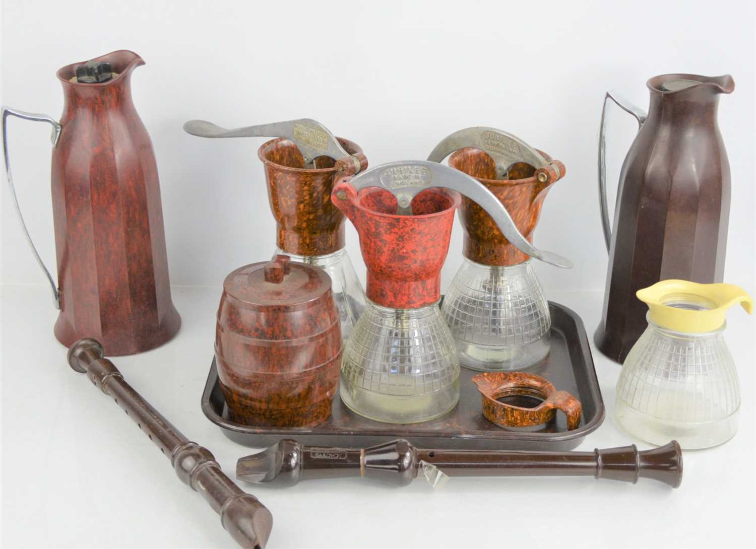 Lot 270 - A group of vintage bakelite items to include