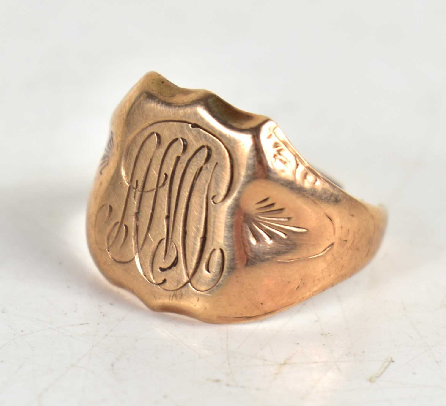 Lot 153 - A 9ct gold signet ring, engraved with