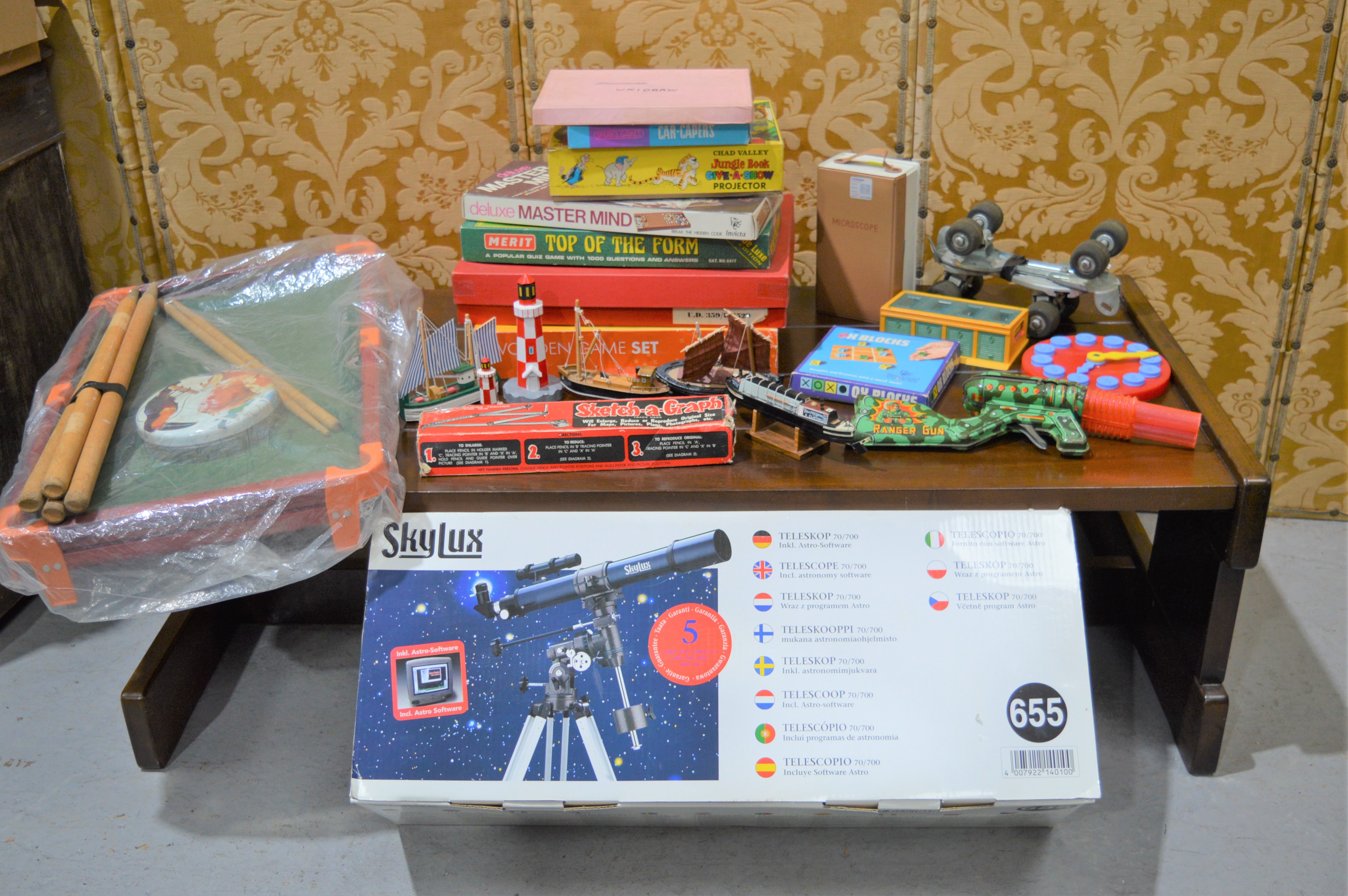 Lot 71 - A group of vintage toys and games including a