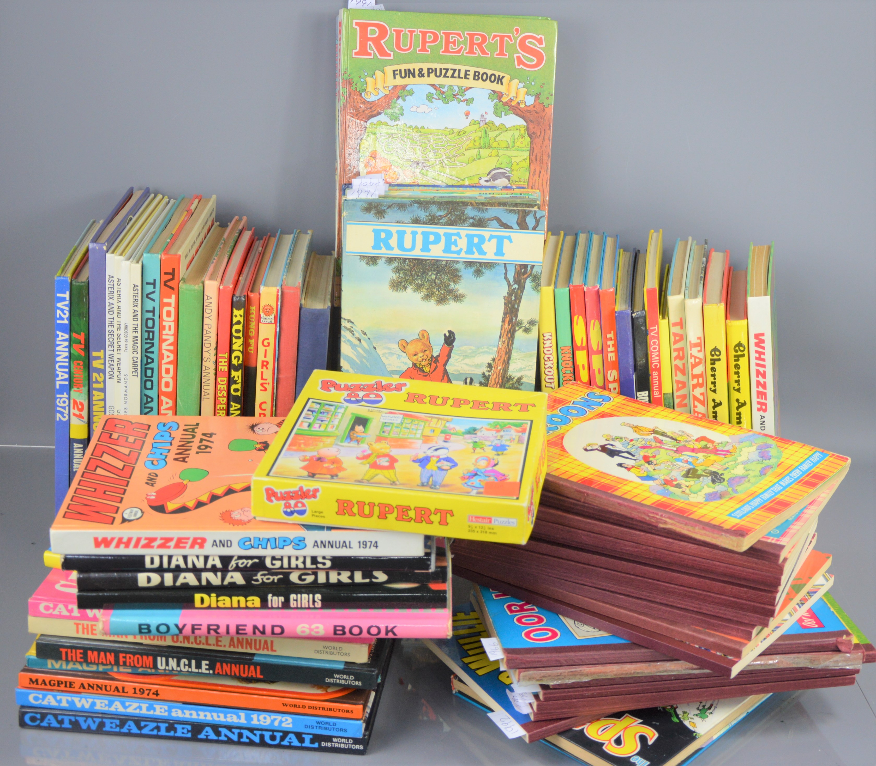 Lot 83 - A collection of vintage annuals, including
