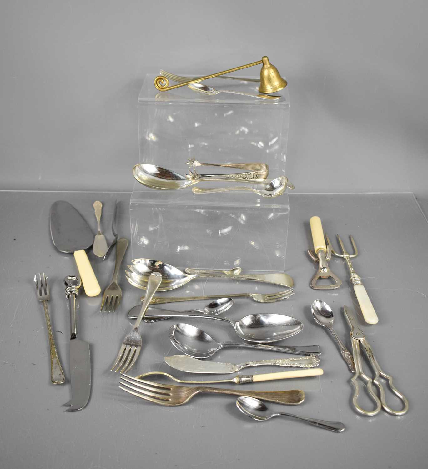 Lot 208 - A group of silver plate ware, to include