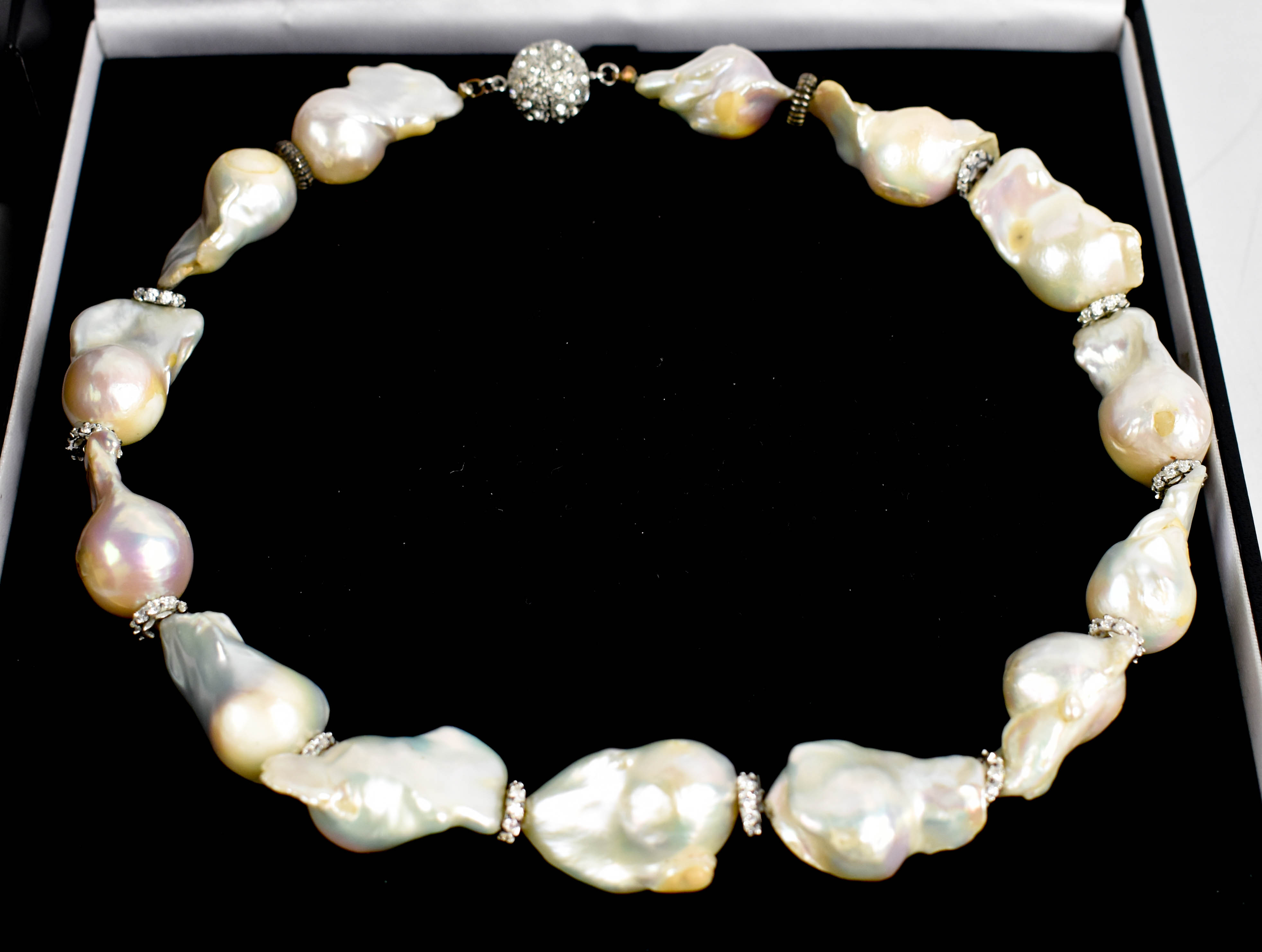 Lot 264 - A baroque style perlescent bead necklace