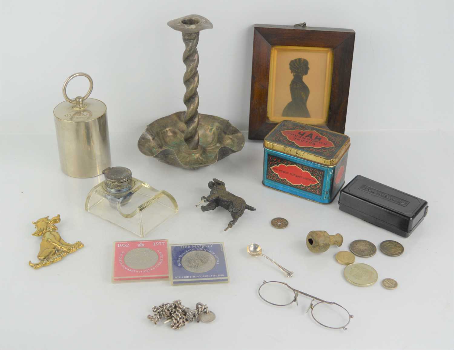 Lot 221 - A group of collectibles to include a