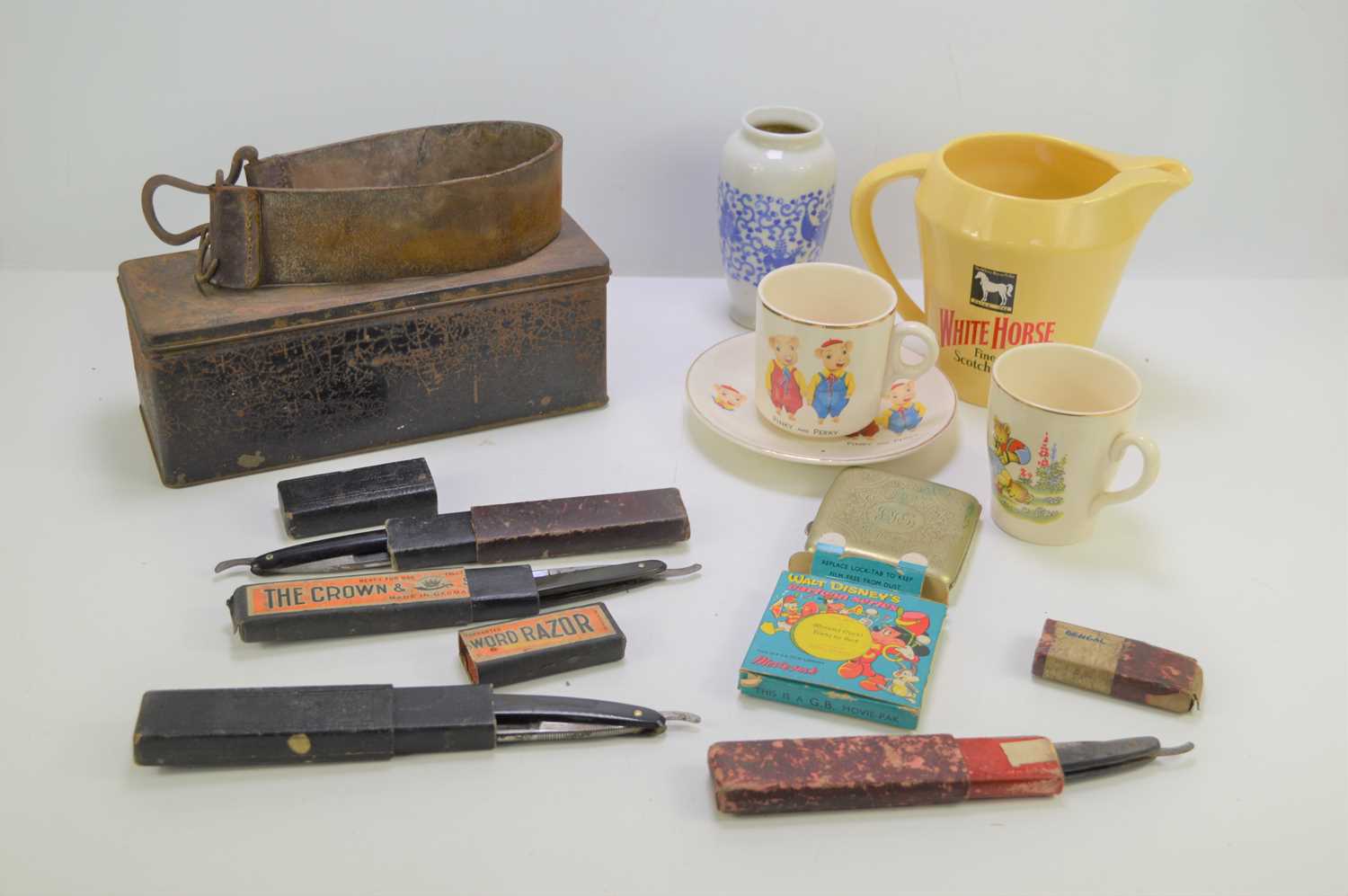 Lot 228 - A group of collectable items to inlcude