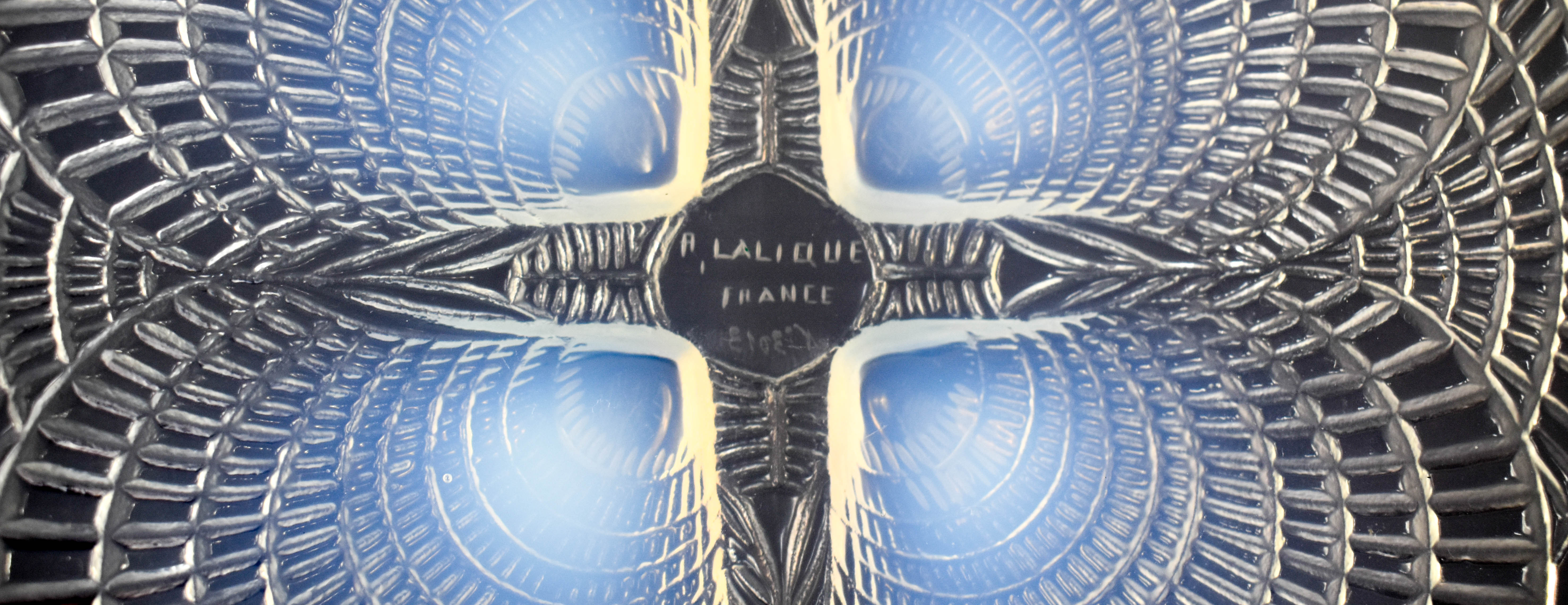 Lot 203 - A Lalique Cocquilles plate, number 3013,