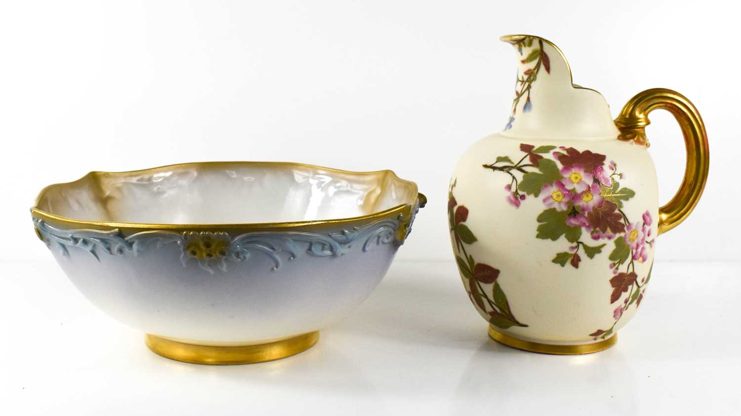 Lot 133 - A Royal Worcester bowl, numbered 1522 to the